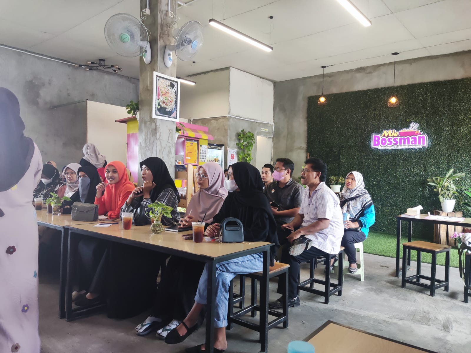 “Kedai Mie Bossman, Tempat Nongkrong, Hingga Bahas Pekerjaan” – Penanews.id